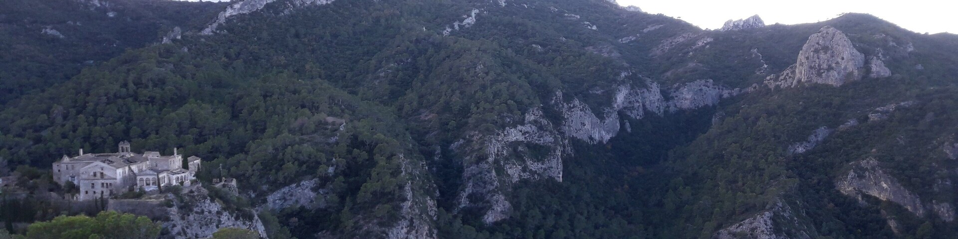 La serra de Cardó un dia fred de final de tardor.