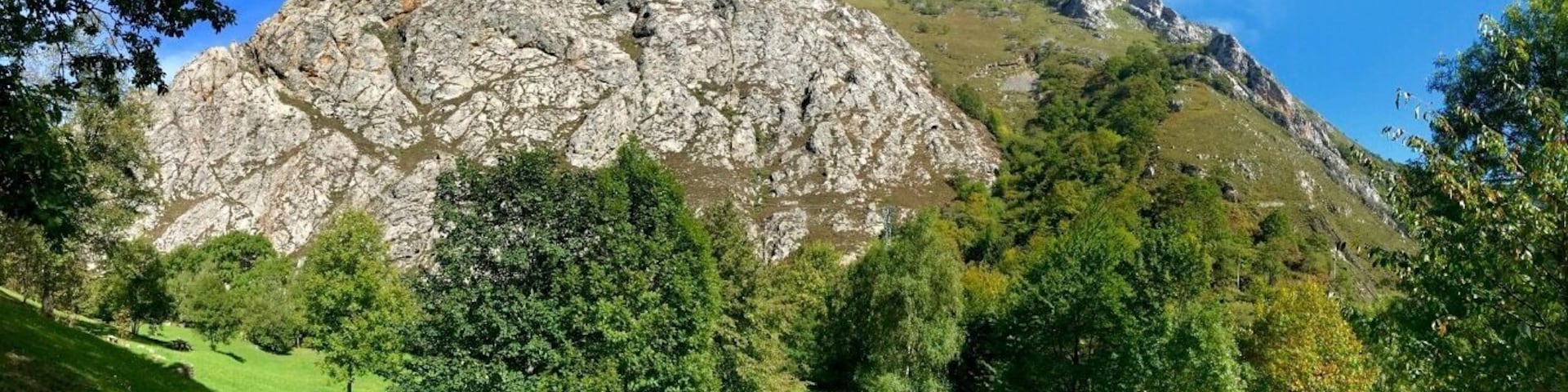 Mountains in front of the resort of Mestas de Ponga (Mestes de Ponga, in the Asturian language)