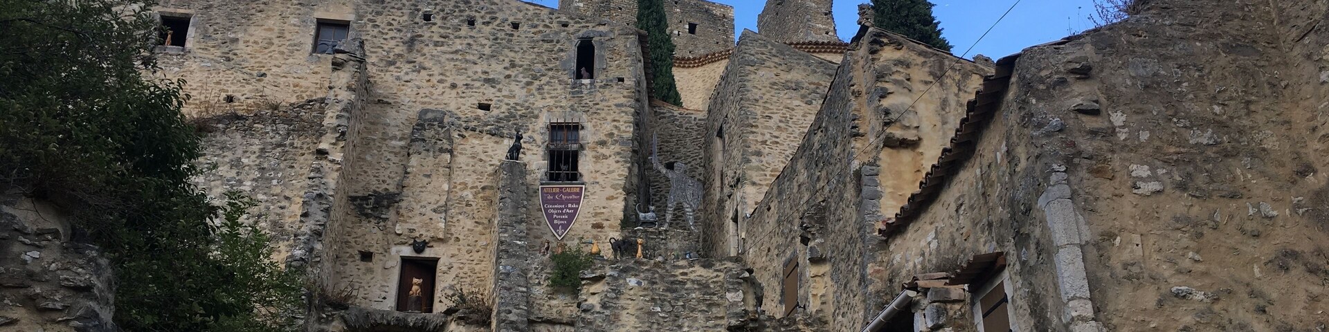 Ravissant village reconstruit depuis 50 ans par des milliers de bénévoles.