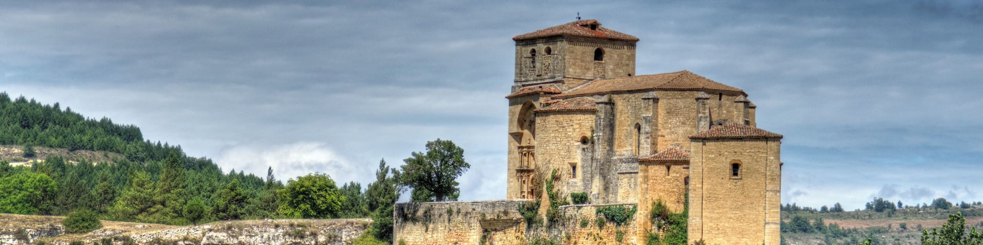 El tímpano de su portada puede verse en www.flickr.com/photos/elgolem/15516870793