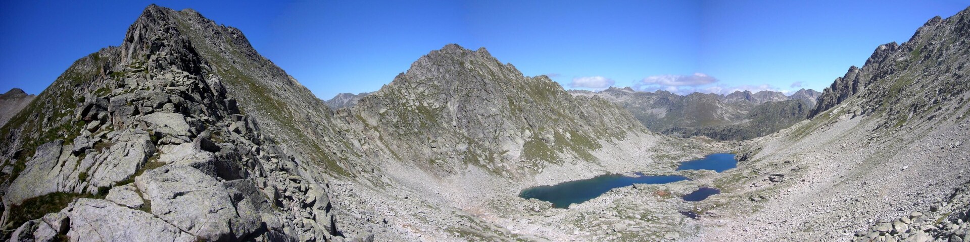 Estanys dels Gavatxos, vistos des de la Collada dels Gavatxos; la Vall de Boí, Alta Ribagorça, Catalunya