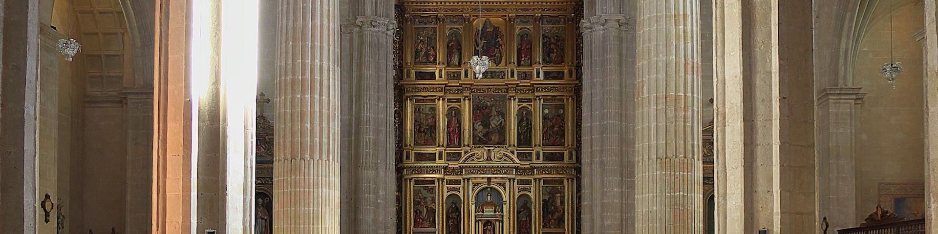 Se desconoce el autor de las primitivas trazas de finales del siglo XV. Comenzada por los pies, se observa, por los distintos estilos arquitectónicos, las distintas fases constructivas. Atribuída a Andrés de Vandelvira, la finalizó el maestro de cantería Juan de Orzollo (s. XVI)