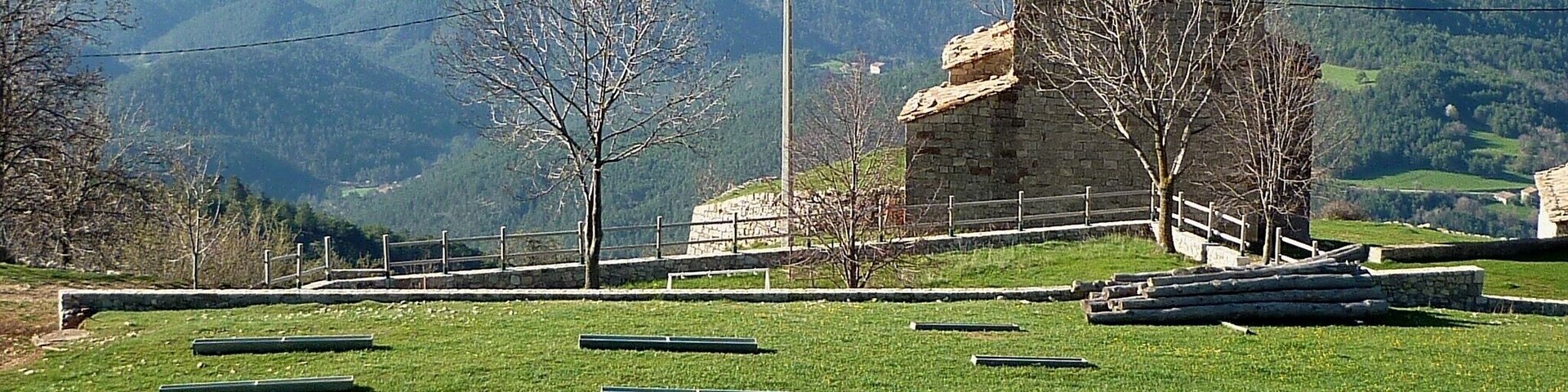 Església de Sant Pere de Montcalb (Guixers): la serra dels Tossals i Taravil al fons