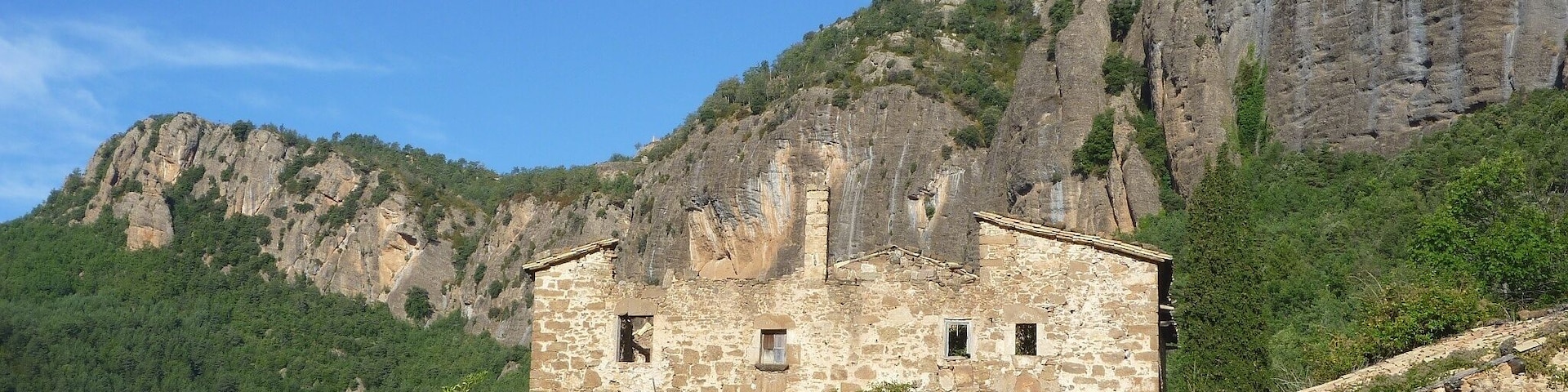 Torre de la Corriu (Guixers): sota els cingles de l'Espluga