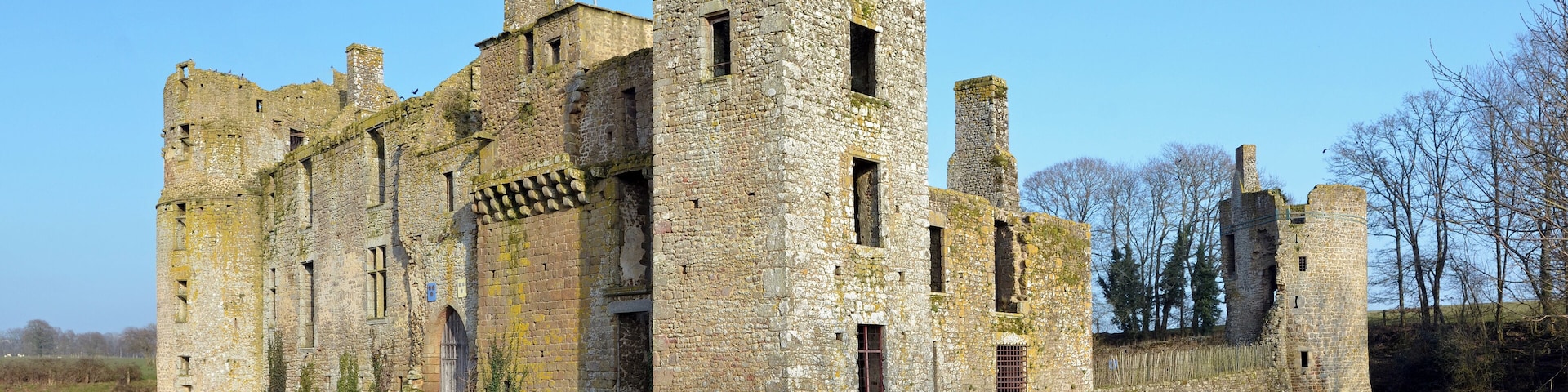 This building is indexed in the Base Mérimée, a database of architectural heritage maintained by the French Ministry of Culture, under the reference PA00109521 .