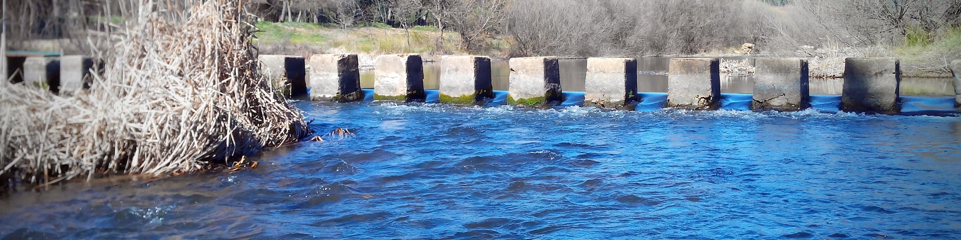 Piedras pasaderas sobre el río Guadiana, en el municipio de Luciana, Ciudad Real, España.