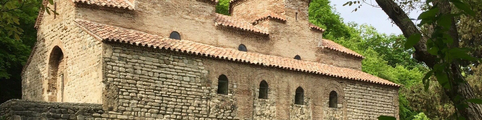 Half way between Telavi and Sighnaghi, 2 km South of Gurjaani is the church Kvelatsminda - an absolute "must see", if you pass by. The church was built in the 8th/9th century and features a long structure building topped by two domes. The interior is already a clear 3-hall basilica and the height is impressive! In Gurjaani you drive up-hill for 2km then park the car and walk down-hill for approx. 300m.