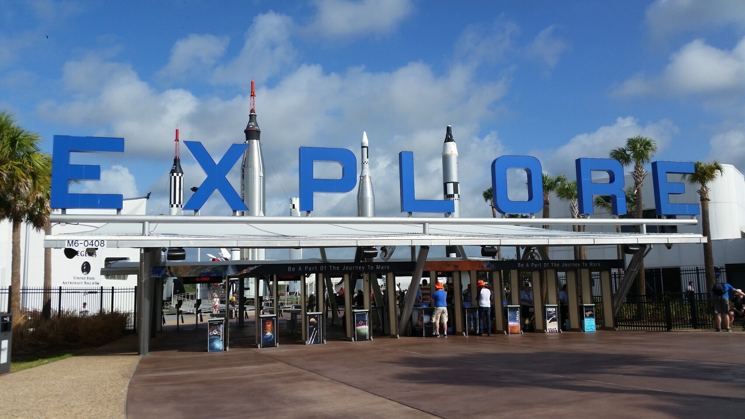 Uma entrada com tema espacial, com as letras 'EXPLORE' e foguetes.