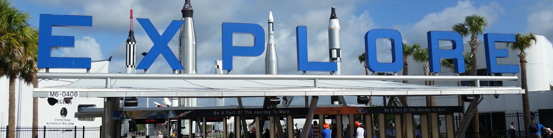 Uma entrada com tema espacial, com as letras 'EXPLORE' e foguetes.