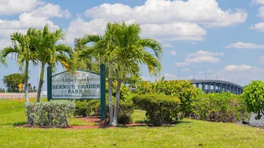 Placa indicando o Parque Bernice Braden, em Cape Coral, cercado por vegetação exuberante e palmeiras.