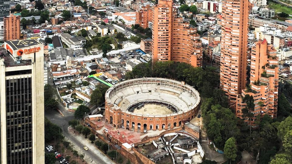 For a long time, this was the highest building of Bogota, from here you can see the "Planetario Distrital", "La Plaza de Toros de Santa Maria" "El parque de la Independencia" and "Las Torres del Parque" all of them emblematic landmarks of the citiy