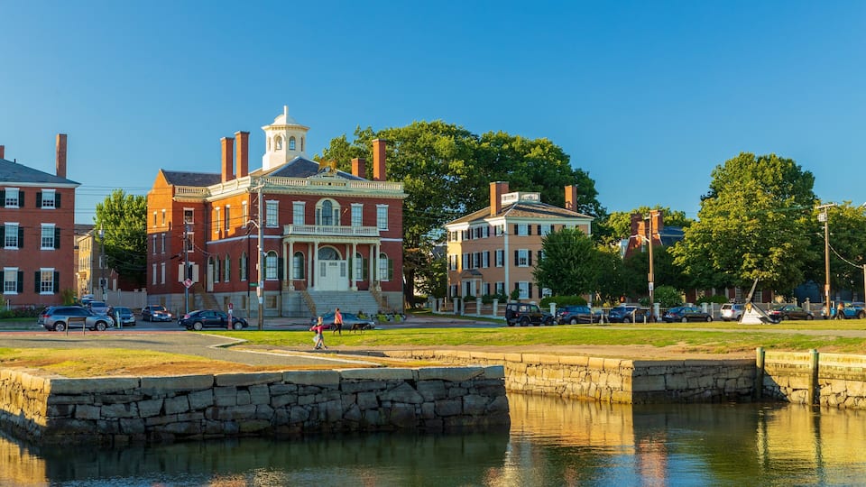 Salem featuring a small town or village and heritage architecture