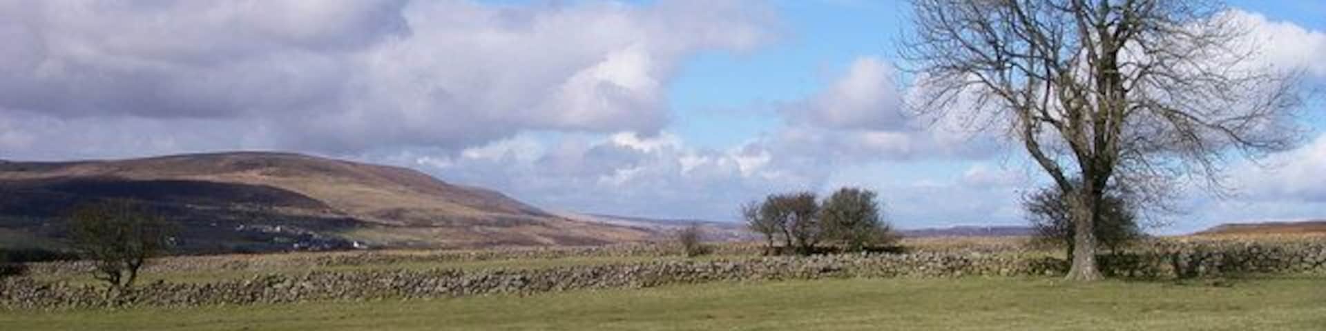 Above Pen-y-ddoyga Enclosed land reaches high onto the moorland of Mynydd Garn-wen in the slight shelter of Cwm Lasgarn. Mynydd Varteg features prominently in the distant view.