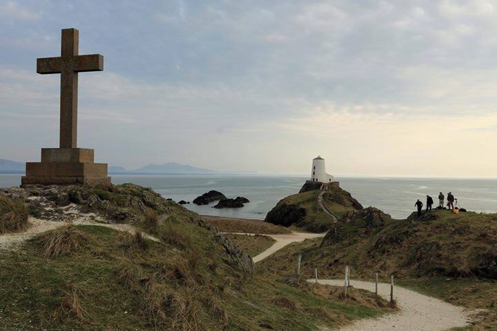 Notice a bunch of tripodians gathering to catch a sunset