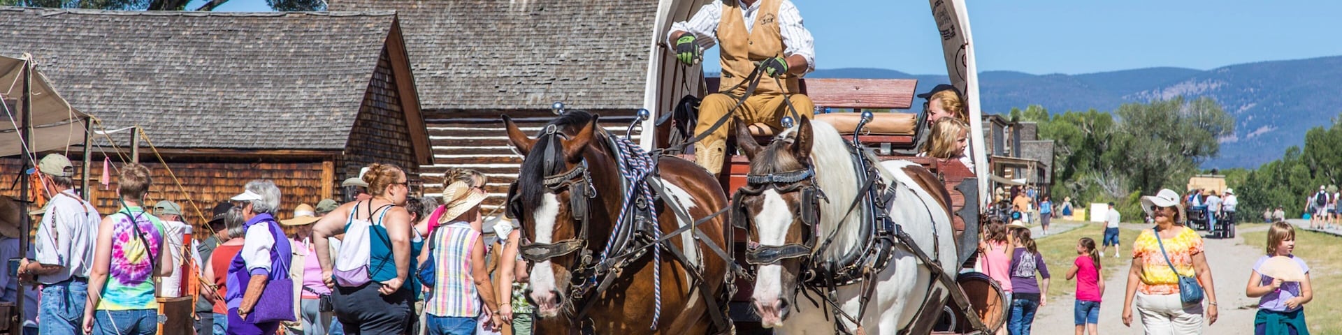 Dillon mostrando cavalgada e cenas de rua assim como um homem sozinho
