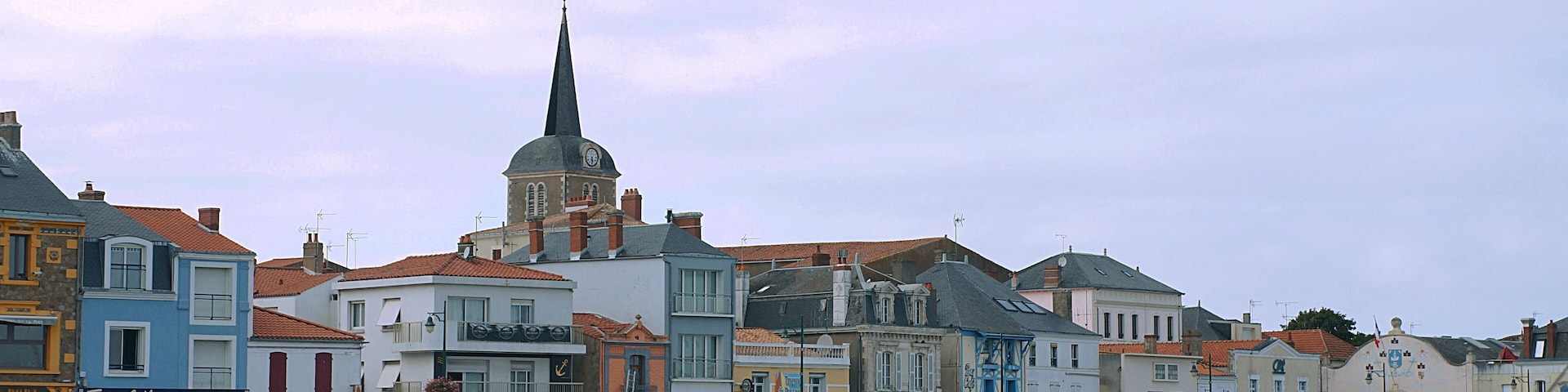 L'église Saint Pierre vue du quai René Guiné, Sables d'Olonne Vendée, France