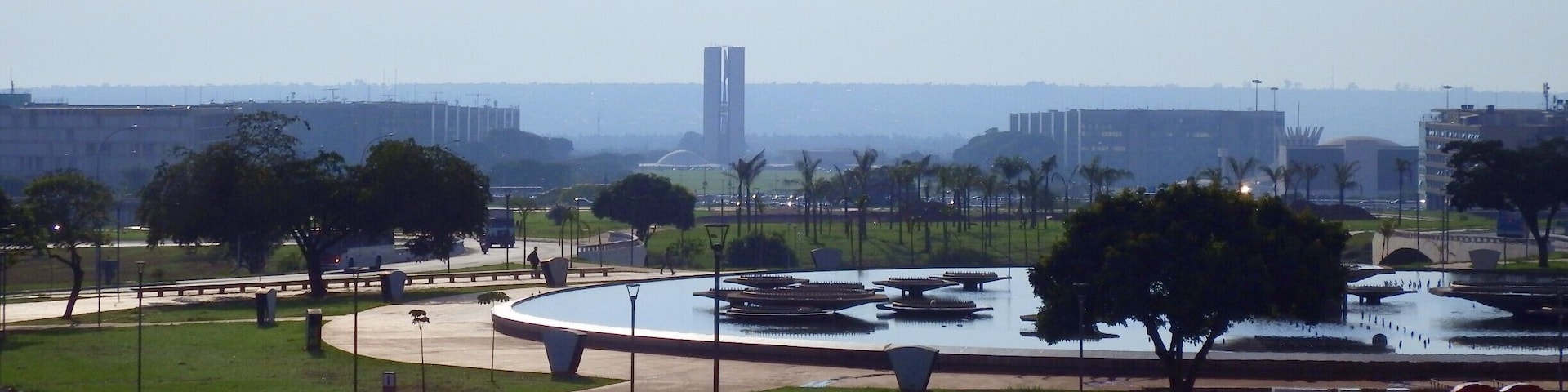 Avenida Monumental e ao fundo o Congresso Nacional, em Brasília.(Avenida Monumental and in the background the National Congress, in Brasilia, Brazil.)