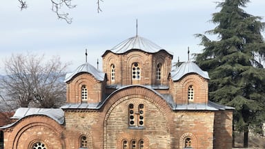 Uma igreja histórica com cúpula central, janelas em arco e um campanário.