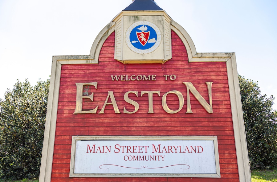A red sign with the words "Welcome to Easton" and "Main Street Maryland Community" on it.