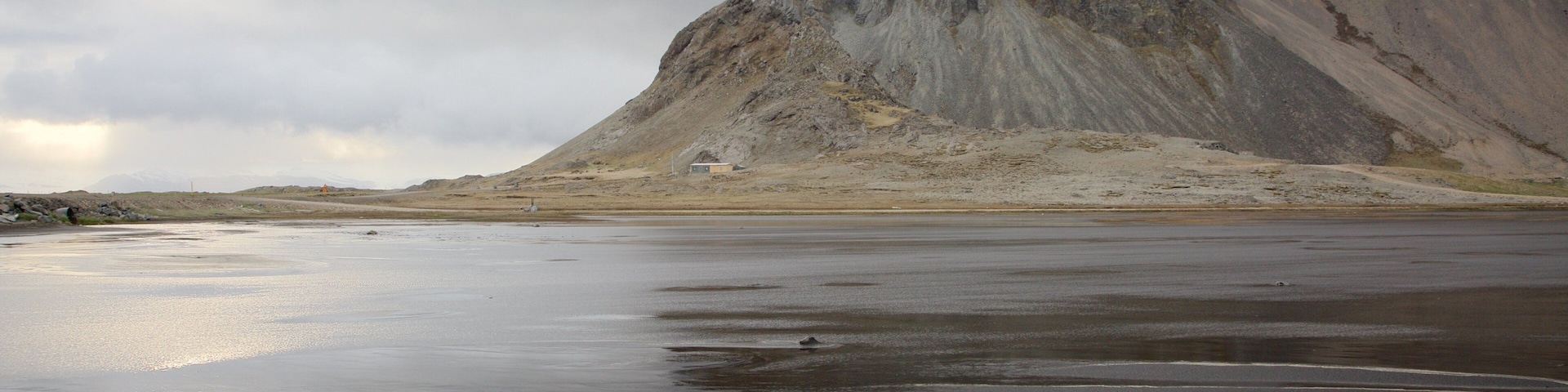 Hofn which includes general coastal views, mist or fog and mountains