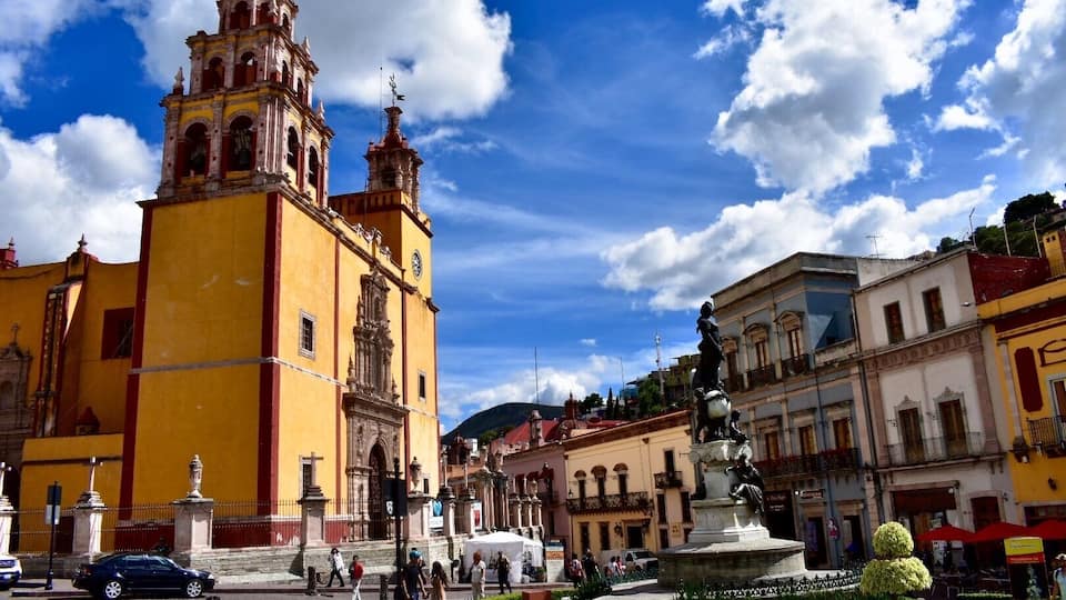 If you get the chance to visit that city, take a lot of time to walk in the city, take pictures and enjoy the view.
At night, I recommend « la estudiantina » a city tour by night hosted by musicians.