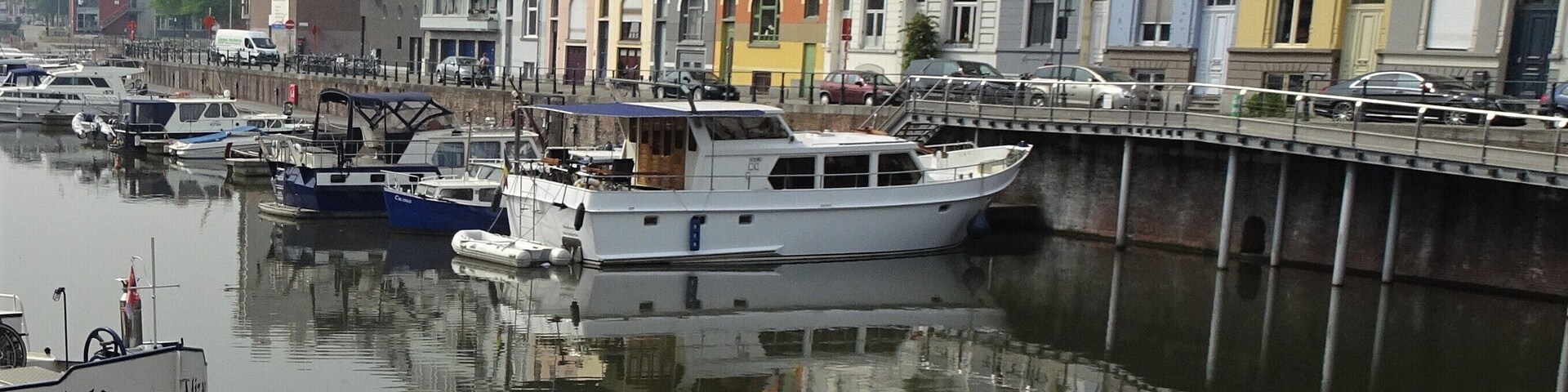 Ganda, as Ghent was originally called, arose at the confluence of the Leie (Lys) and the Schelde (Scheldt). On that site there is now a marina for passing boat traffic: “Portus Ganda”. The Lower Scheldt has today been restored to its former glory. Bridges and parks, cosy pavement cafés and a wonderfully restored art deco swimming pool all make up one of Ghent’s beautiful (new) little corners. (You can not compare with Nyhavn in Copenhagen, but we did our best.) Portus Ganda is located less than a kilometre from the heart of the city.  #Ghent