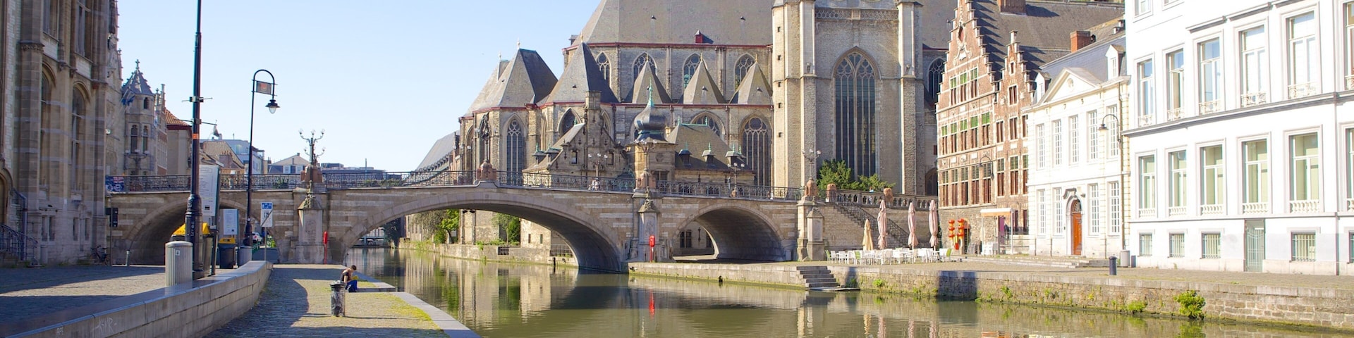 Ghent que inclui um rio ou córrego, arquitetura de patrimônio e uma ponte