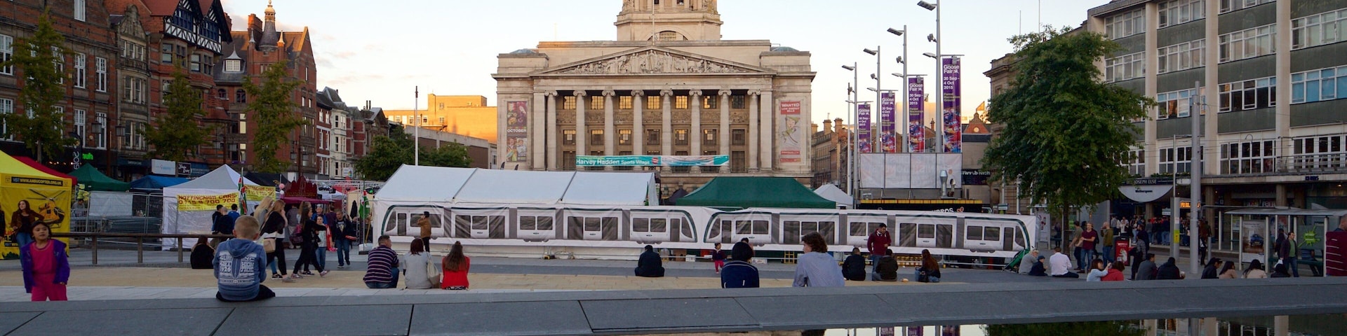 Nottingham caracterizando uma cidade, um edifício administrativo e mercados