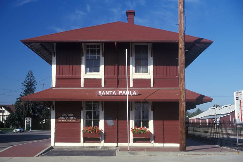 Um edifício vermelho com uma placa que diz 'Santa Paula'.