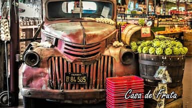 Uma caminhão antigo com placa de identificação da Califórnia em um mercado de frutas.