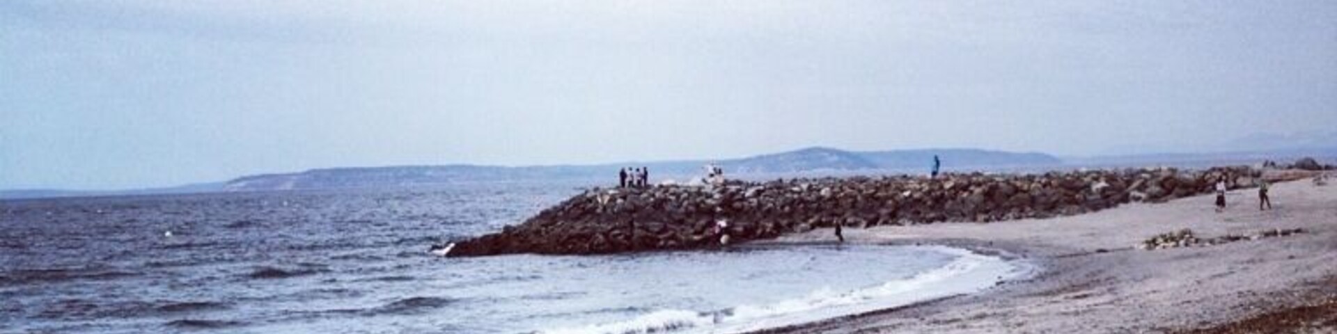 Nice place to relax and listen to the waves. A little windy. Too bad you can also hear the cars & motorcycles that are planning to board the ferry...