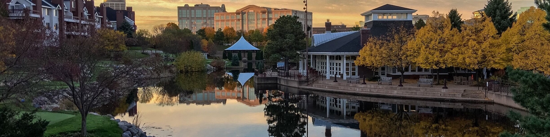 Nice little lake to walk around. They have paddle boats to rent, golf, a bandshell, farmers market, summer movie nights, and ice skating in the winter.
#StunningStructures