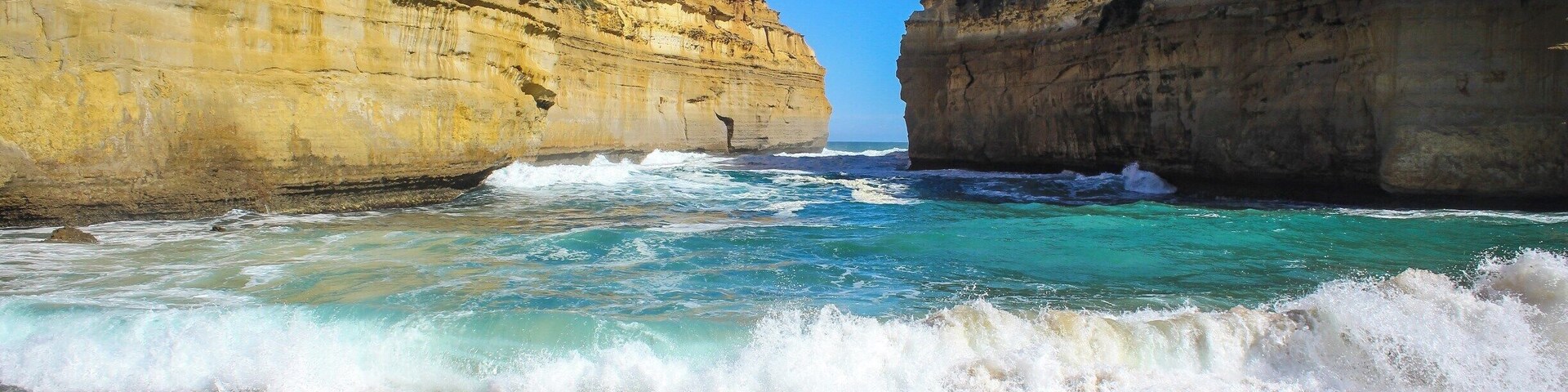 Waves crashing in Loch Ard Gorge on the beautiful Great Ocean Road. Great weather too! #lifeatexpedia