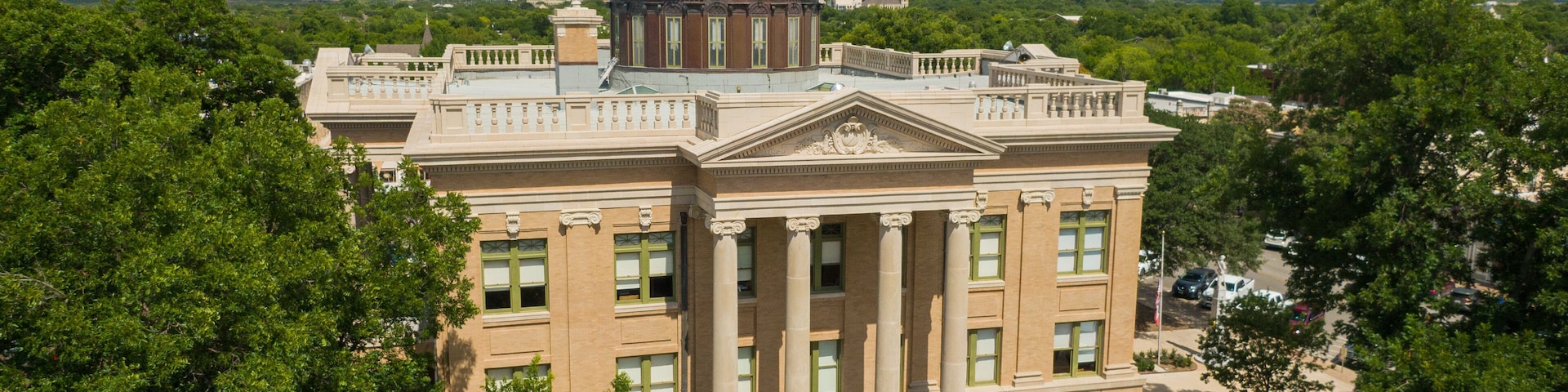 Georgetown showing heritage architecture and an administrative buidling