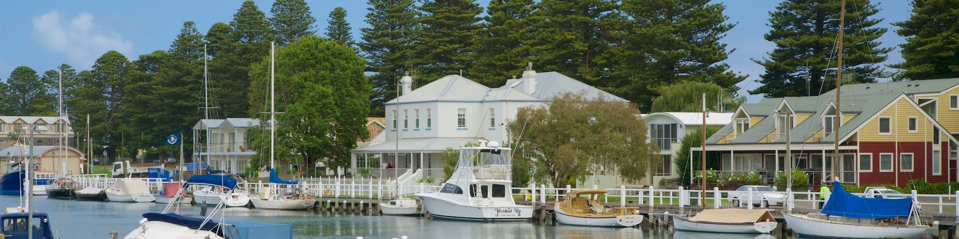 Port Fairy showing a bay or harbor