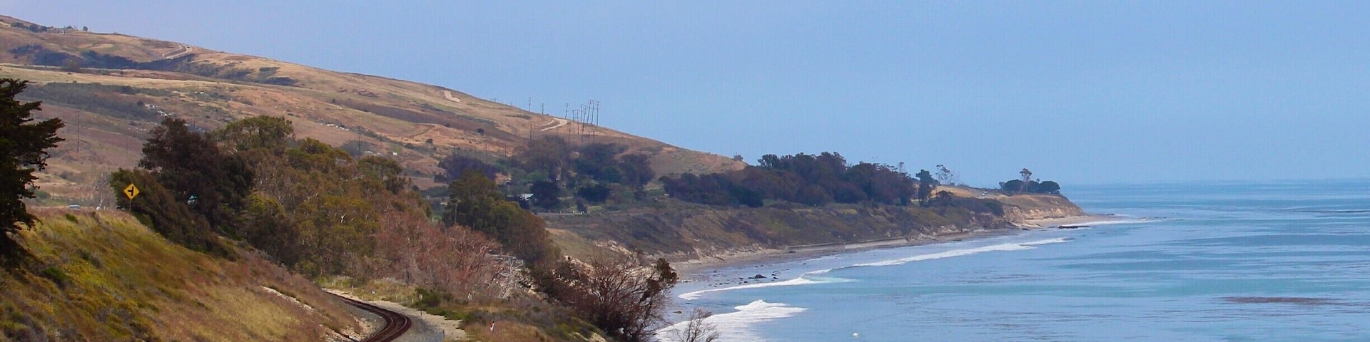This highway exit is only accessible for southbound traffic. There are no specific parking spots; the whole Vista Point paved area is a safe place to pull over with room for dozens of cars. There is a grand view of the Pacific coast between Gaviota and Santa Barbara, and a view of Santa Rosa Island in the distance. A steep, unofficial path leads down from one end of the Vista Point exit.
#California
#roadtrip
#lifeatexpedia
#weloveourmarkets
#AMER