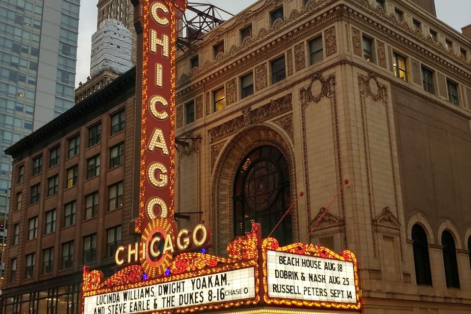 O Teatro Chicago com luzes de letreiro e uma grande placa.