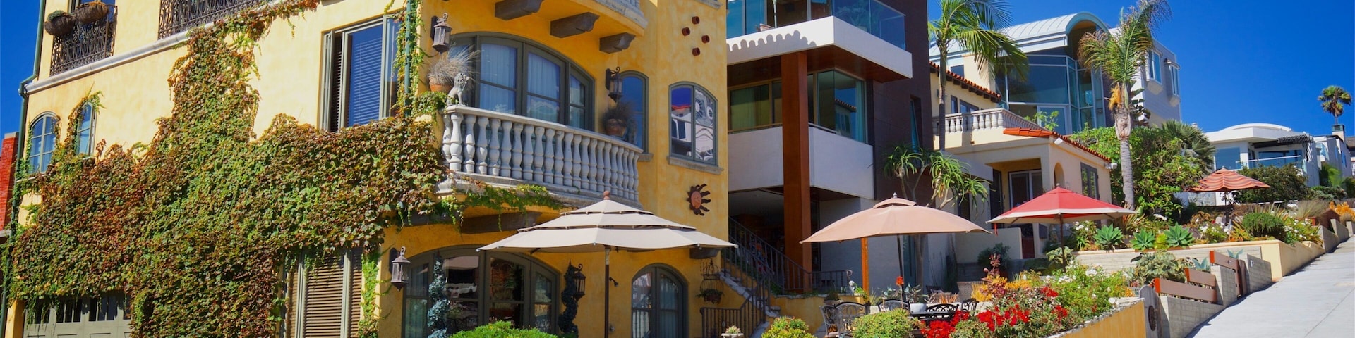 Manhattan Beach featuring a garden