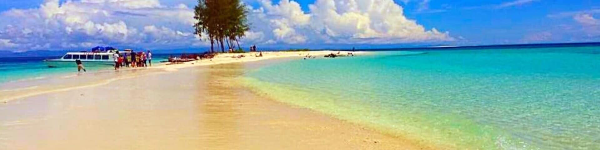 Finally arrived and welcomed by this beautiful beach 🙌