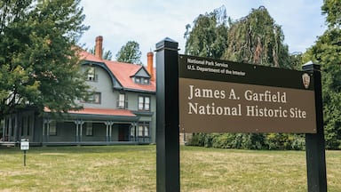 Uma casa histórica com uma placa indicando ser o Sítio Histórico Nacional James A. Garfield.