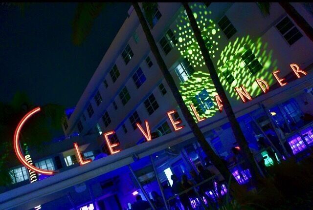 Um edifício com letreiros iluminados que dizem "CLEVELAND" e "ANDER".