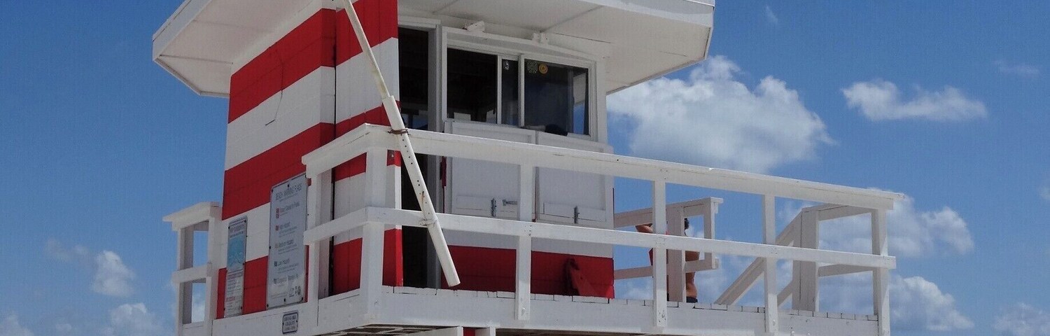 Esta torre fica situada no extremo sul de South Miami Beach e é uma das muitas espalhadas pela praia. Todas tem cores vibrantes e ostentam uma bandeira que indica as condições do mar. É onde ficam os salva-vidas e todo o equipamento de salvamento.
#southbeach #miami #florida #lifeguard #tower