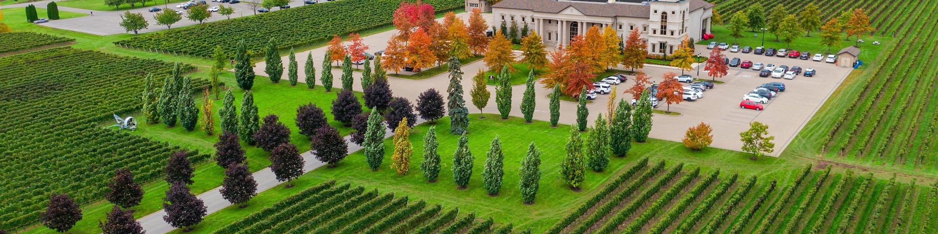 Niagara-on-the-Lake showing landscape views and heritage architecture