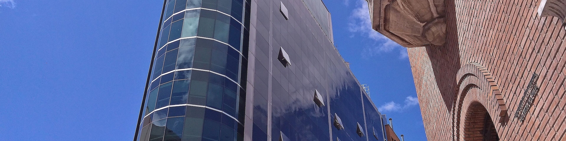 Córdoba Business Tower located in the emblematic Hipólito Yrigoyen Avenue of the Nueva Córdoba neighborhood, built in 1998 was the first intelligent building for offices in the interior of the country. It has been transformed into an architectural landmark of the City of Córdoba and an obligatory point of reference within the city. On the right, the Archbishopric of Córdoba.
#TroveOnTuesday