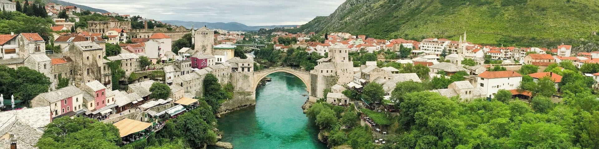 #stunningstructures #mostar #bosniaherzegovina #balkan #green
What could be more iconic that the Stari Most of Mostar in Bosnia and Herzegovina? Looking at this town it is hard to believe that this ethnically integrated crossroad settlement became a victim to politics that managed to divide the entire town along the length of the river with the Croats and Bosnian Muslims each living on either side of the Stari Most with separate lives and minimal integration.