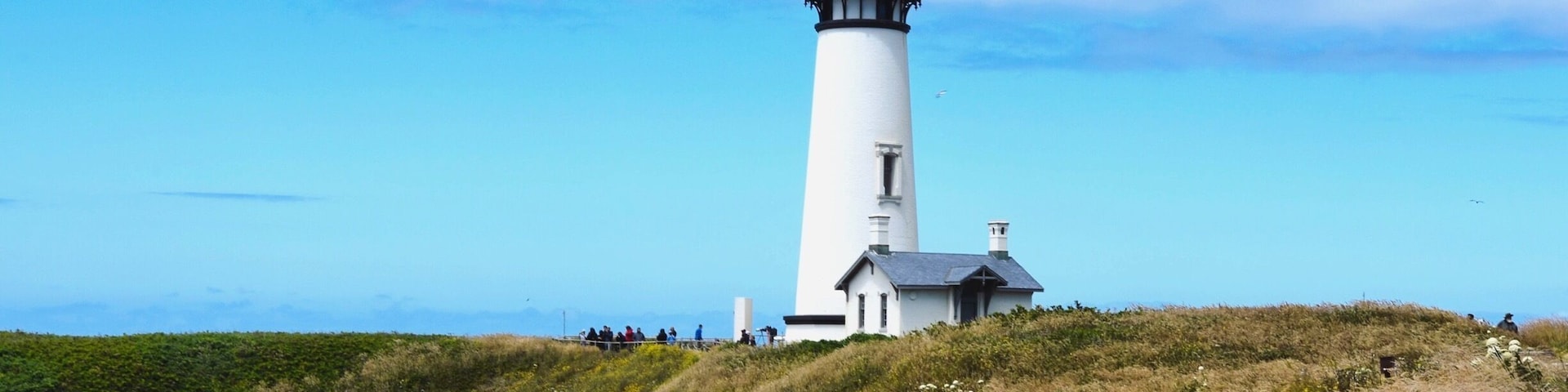 Yaquina lighthouse, the lighthouse that was used as setting for the lighthouse in 'the ring'. This was one of my favorite spots during a trip from last summer along the Oregon coast. #yaquinaheadlighthouse #lighthouse #oregon #oregoncoast #pacificnorthwest #yaquinahead #traveloregon #oregonexplored #travel #travelgram #travelphotography #dreamy #landscapephotography #wanderlust #roadtrip #nikon #nikond7200 #landscape_capture #artofvisuals #nikonphotography #throwback #picturesque #picoftheday #nikonphotography