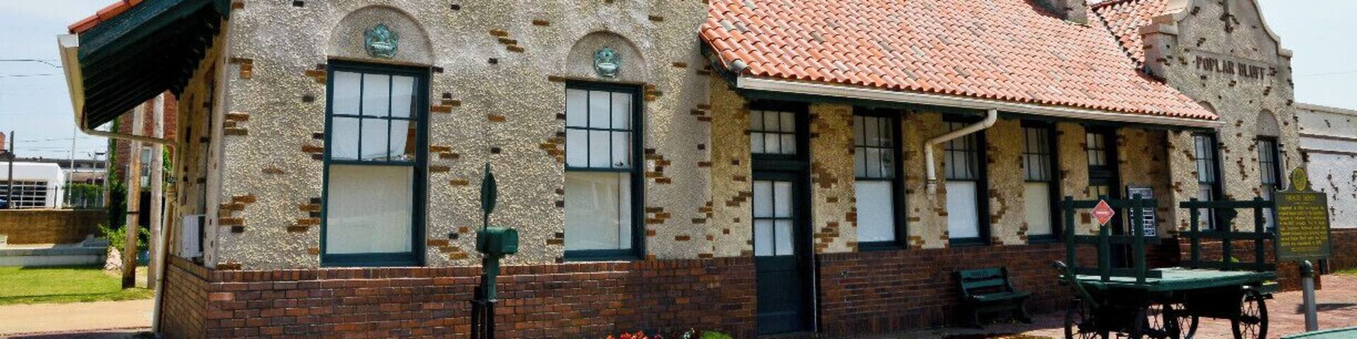 Mini Takes the States 2014 Road Rally Memphis to St.Louis Leg:
Moark Regional Railroad Museum
HOURS: Saturdays 1 p.m. - 4 p.m.
It was not open when I stopped by but there are a few rail cars and a locomotive outside.
This was a cool little town to stop in and take pictures. Lot's of wall murals for some reason, and some very cool architecture. Worth the stop and be sure and enjoy a lunch at Hayden's Drive-In !
#MTTS2014 #minitakesthestates #go11
#train