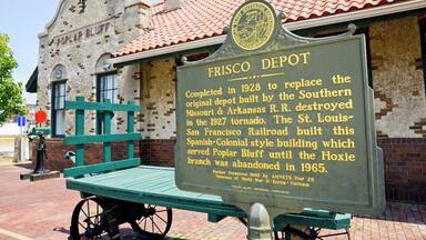 Placa de indicador histórico do Frisco Depot, detalhando sua construção em 1928, estilo arquitetônico e importância histórica.