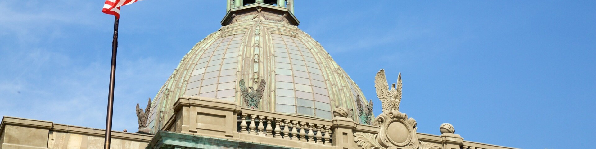 Museu de História do Condado de San Mateo, com uma cúpula imponente, uma bandeira americana e detalhes arquitetônicos elaborados.