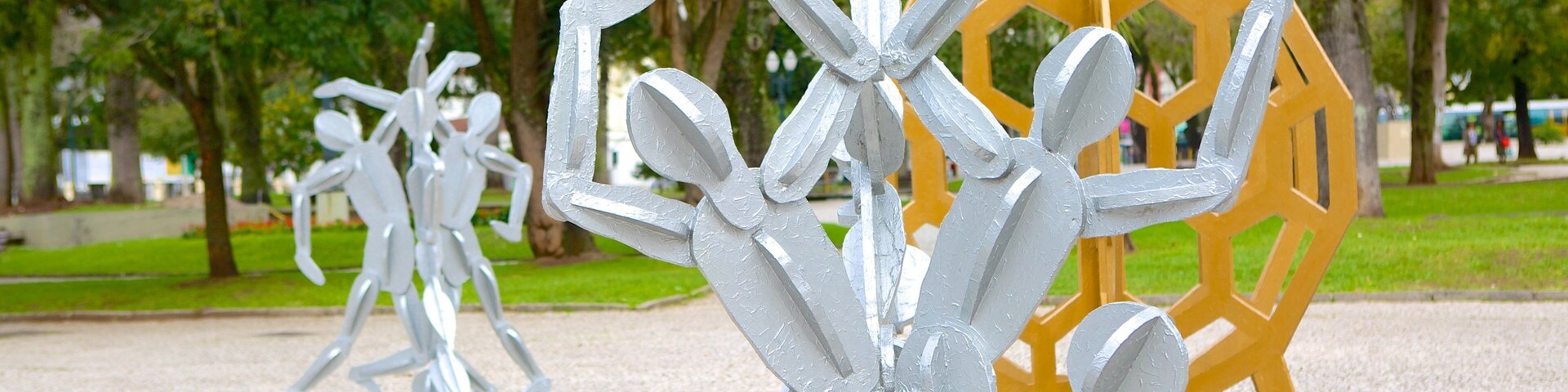 Curitiba showing outdoor art and a garden